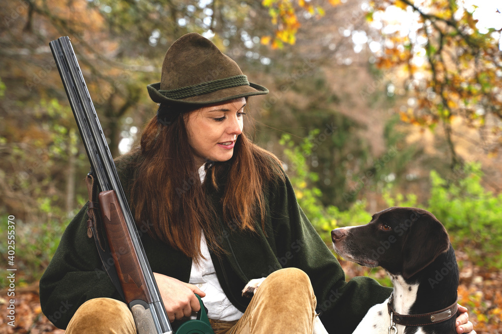 Jagd und Wildhege, junge Jägerin mit ihrem Jagdhund bei einem ...