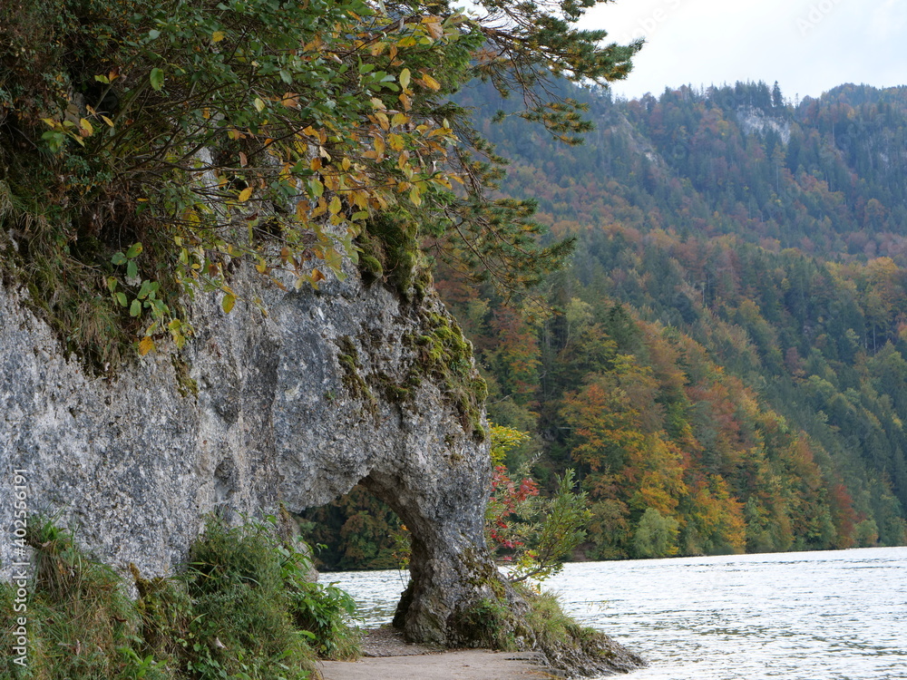 Das Felsentor am Weißensee bei Füssen im Allgäu an den bayerischen ...
