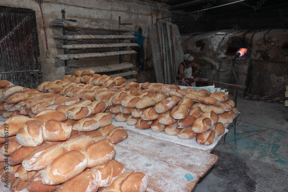Pan típico de la comida mexicana con horno. Birote y telera. Stock ...