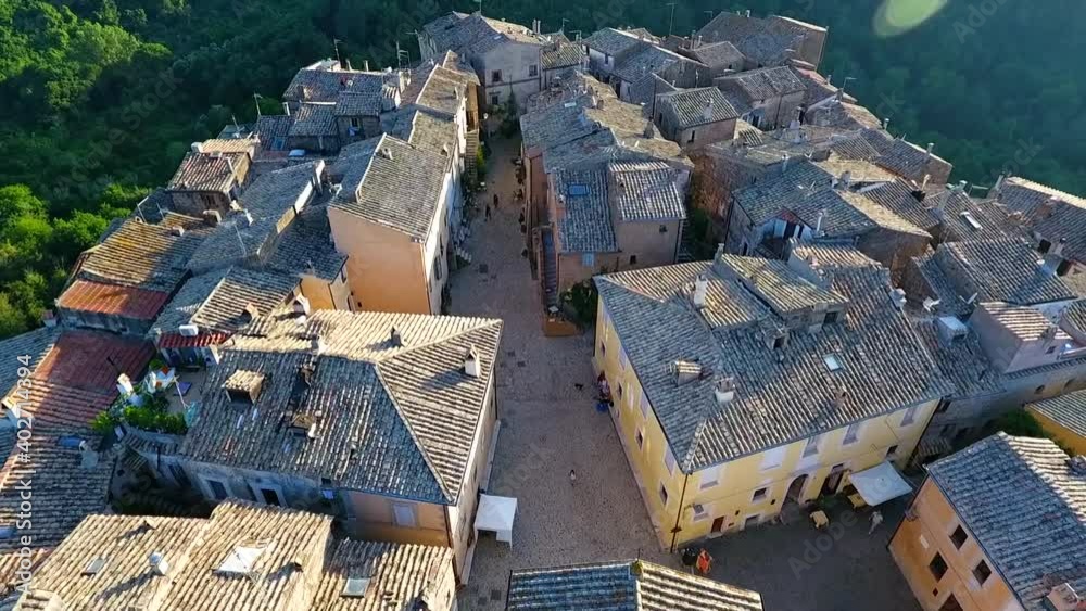 Wideo Stock: Vista panoramica di Calcata, antico borgo medievale, in ...