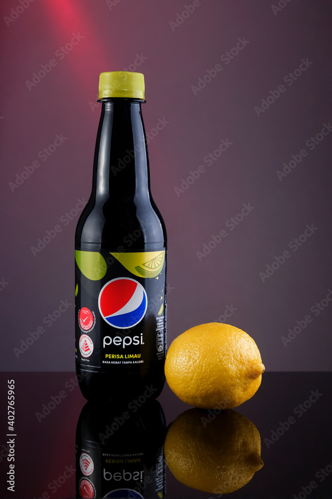Foto de PEPSI Lemon Flavoured Carbonated Soft Drink plastic bottle's ...