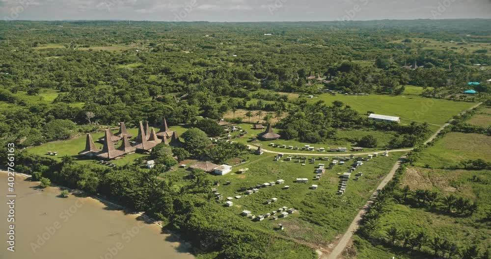 Vídeo do Stock: Indonesia long-held tradition village with ornate roof ...