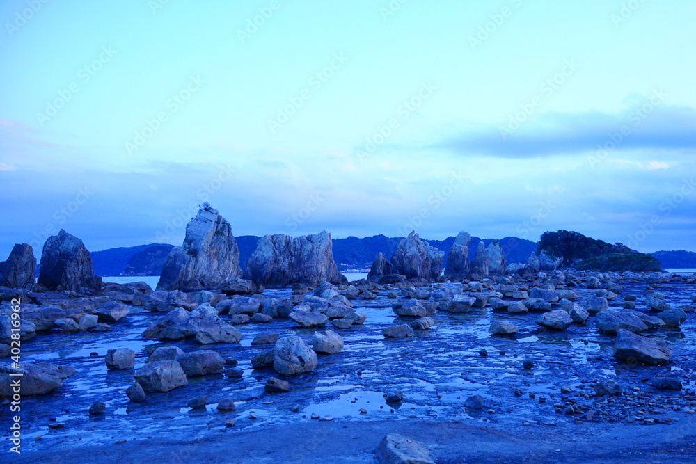 Hashikuiiwa Rocks in a row towering over the seashore from Kushimoto ...
