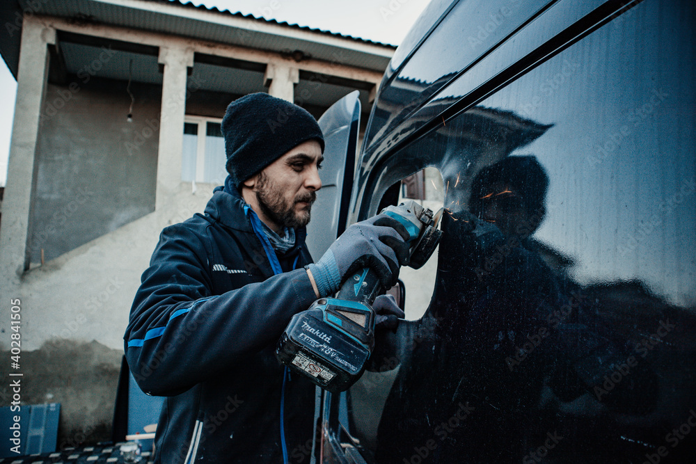 Camper Van Ausbau, Handwerker arbeitet, Fahrzeug, Camping, Vanlife ...