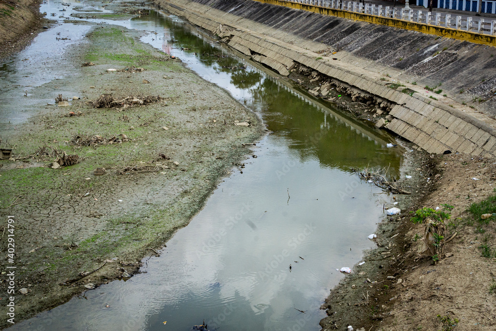 Contaminación de Ríos, Lagos y Lagunas. Stock Photo | Adobe Stock