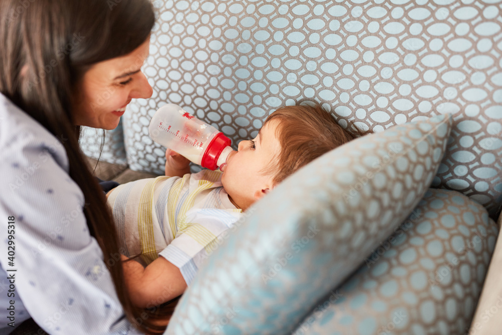 Mutter füttert Kleinkind mit Milch aus der Flasche Stock Photo | Adobe ...