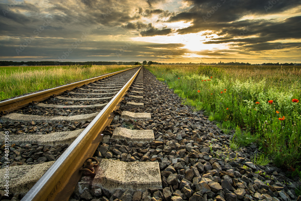 Gleis im Abendlicht, Gleisbett goldene Stunde Stock Photo | Adobe Stock