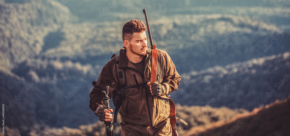 Foto de The man is on the hunt. Hunt hunting rifle. Hunter man. Shooter ...