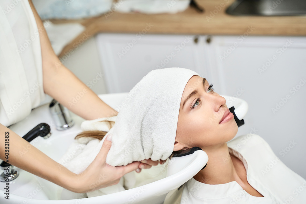 Foto de Long hair procedure. Hairwash at salon. Woman master. Hand with ...