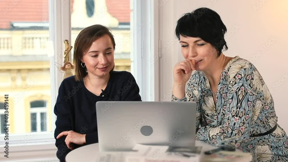 Video „Cheerful women freelancers are talking while sitting at the ...