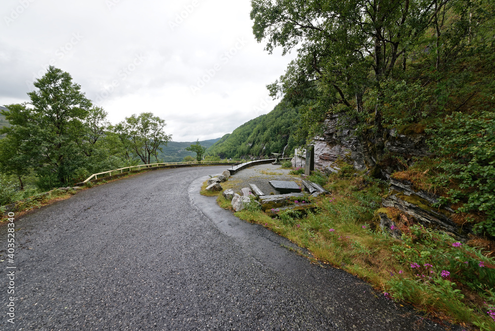 Norwegen - Samnanger - Fossen Bratte Wasserfall - Kriegsdenkmal Stock ...