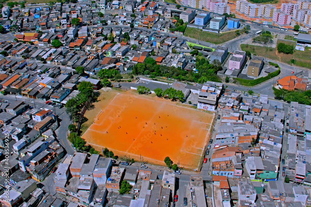 Foto de Vista aerea de campo de futebol de varzea na periferia de Santo ...