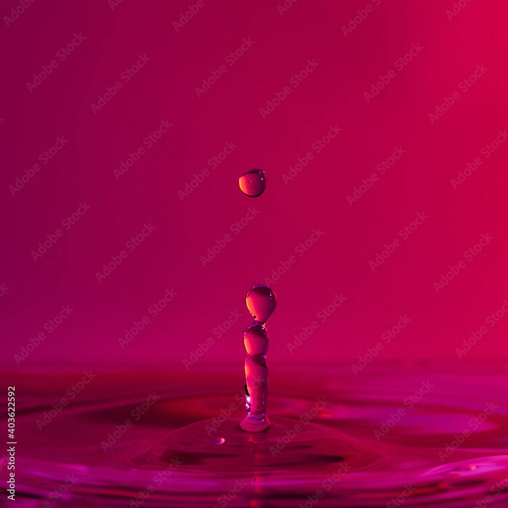 Gota de agua con fondo de color rojo Stock Photo | Adobe Stock