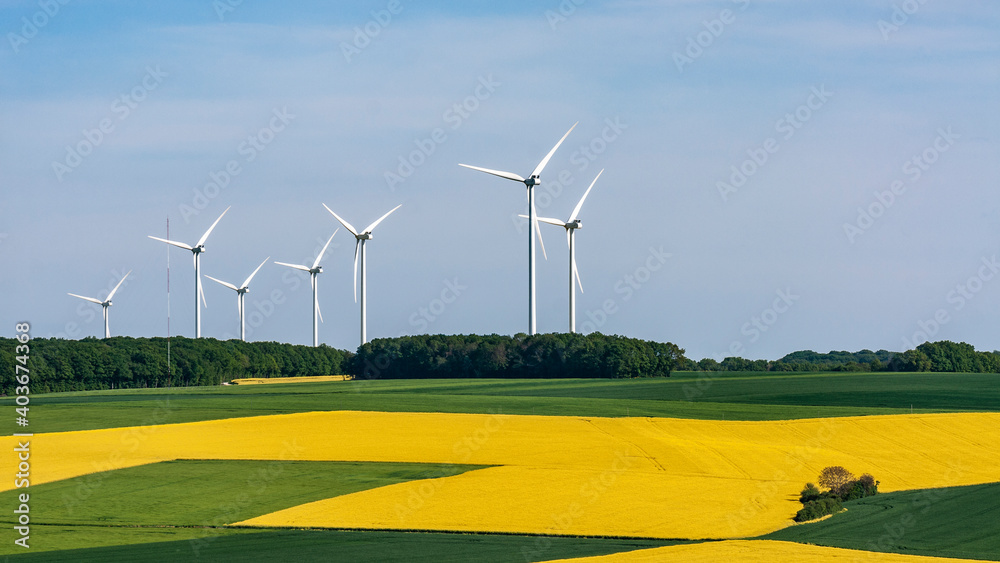 Un panorama de notre campagne en toile de fond des éoliennes Stock ...