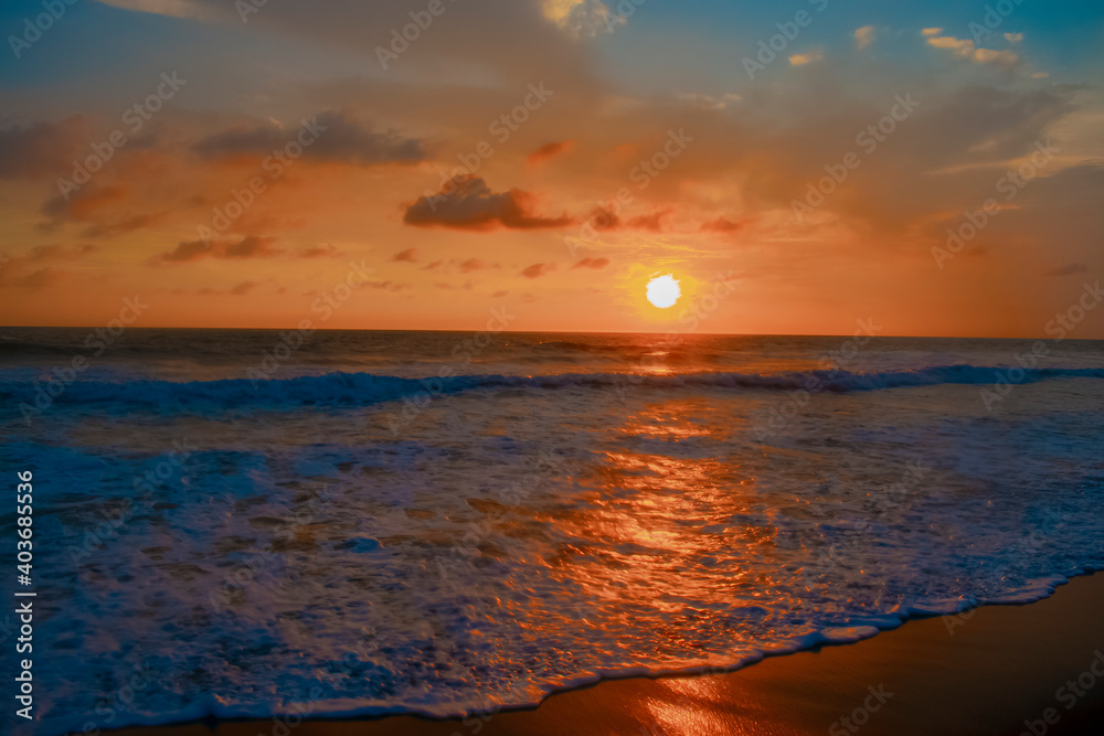 reflejo de sol en el mar de color rojo y cielo con nubes Stock Photo ...