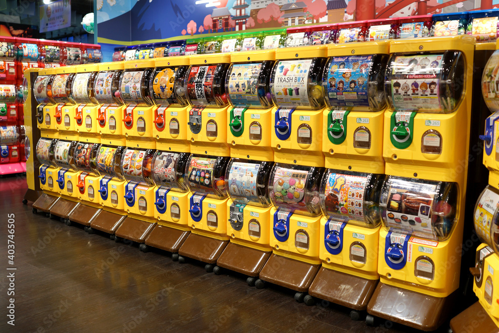 Foto de Close up of gashapon vending machine in Syntrend shopping mall ...