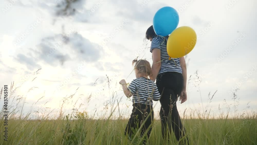 Vidéo Stock people in the park. happy family daughter and mom go ...