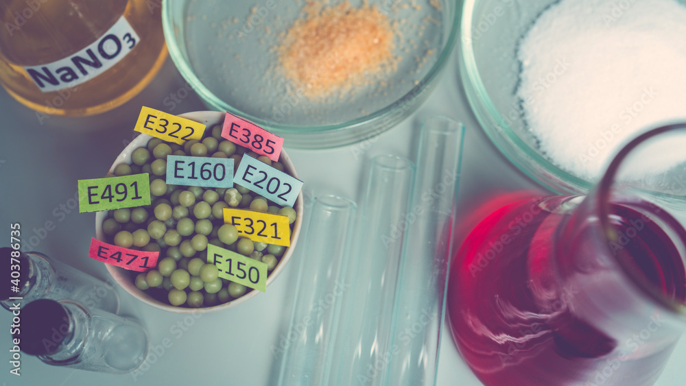 Foto de Food additives: chemical additives in the form of granules with ...