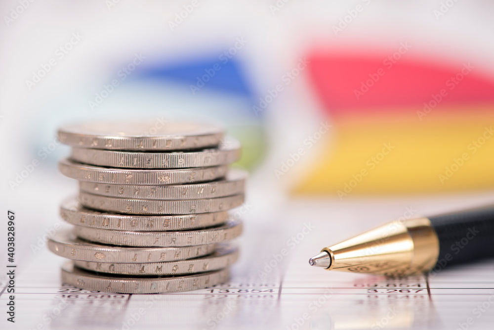 Budget Kalkulation mit Euro Münzen und Chart Photos | Adobe Stock