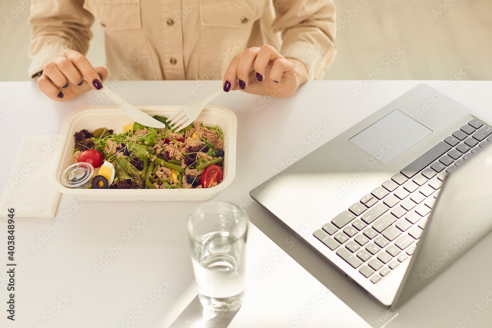Businessperson or busy student having healthy takeaway lunch from meal ...