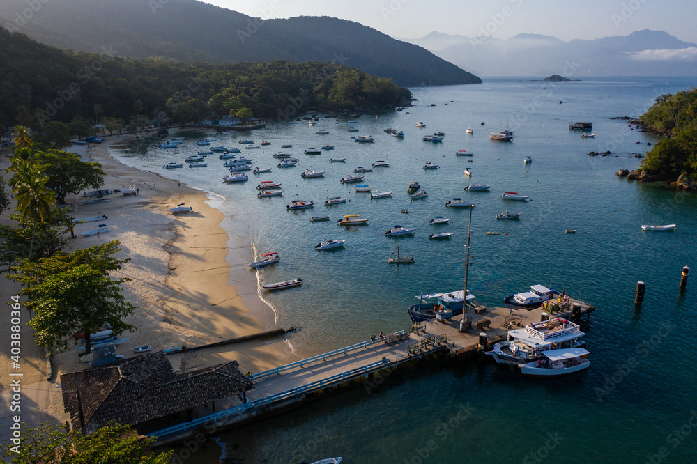 Visão aerea da ilha grande no Rio de Janeiro, brazil. Barcos, praias e ...
