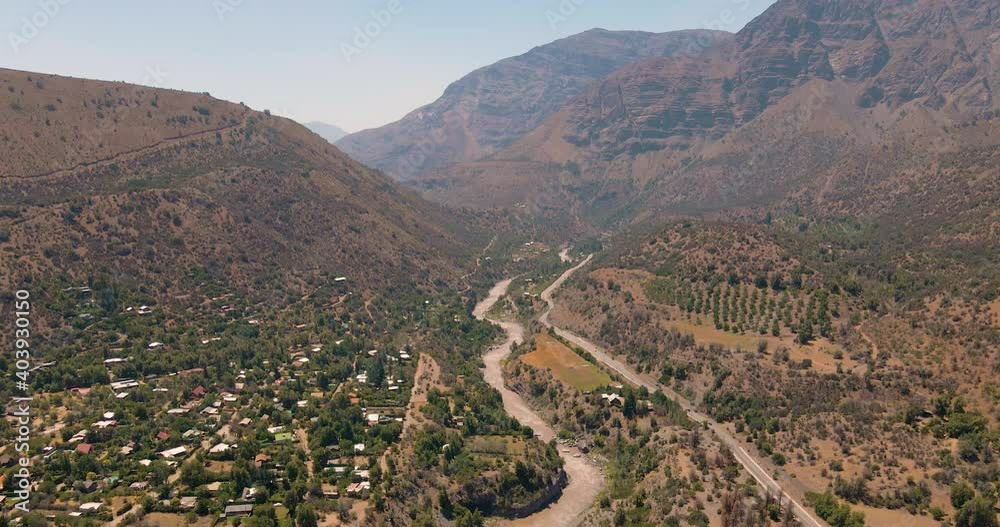 Stockvideo Vista aérea en Cajon del Maipo cerca de Santiago de Chile ...