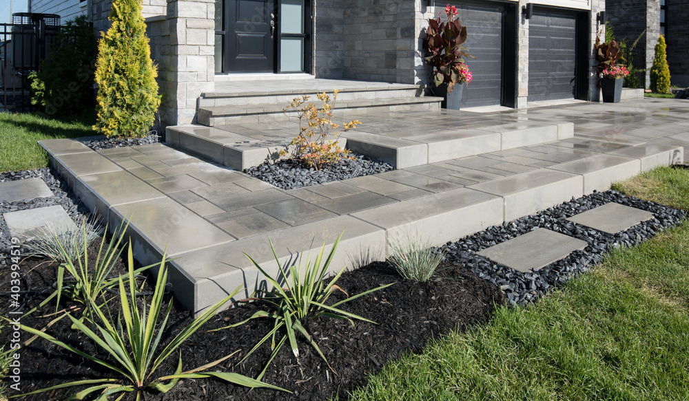 Aménagement paysager de la devanture d'une maison Stock Photo | Adobe Stock