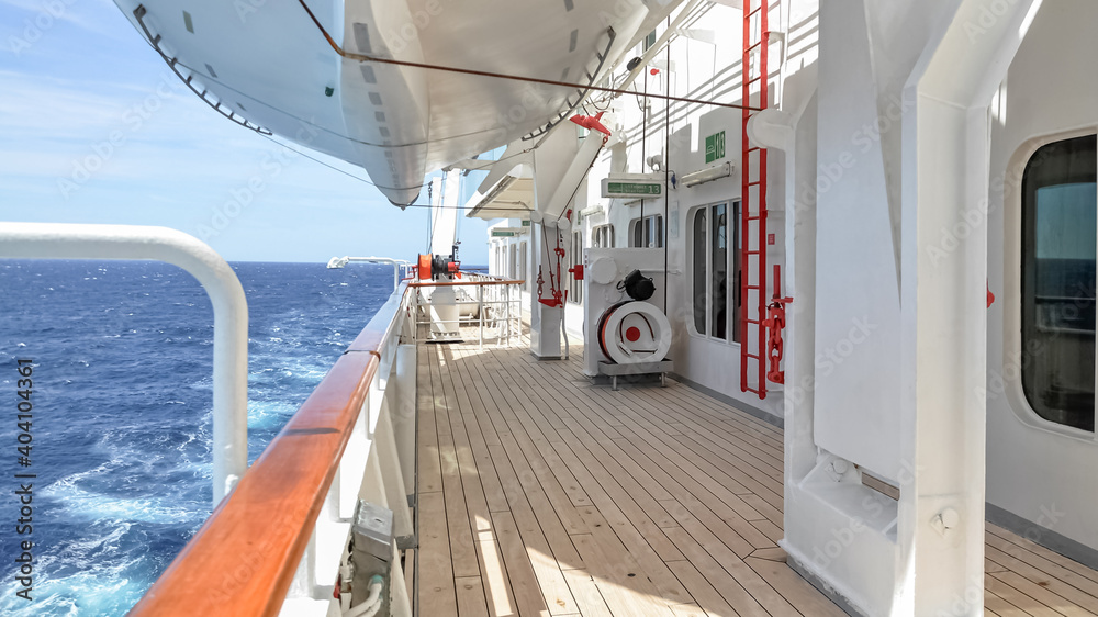 Pont promenade d'un navire de croisière en navigation au milieu de la ...