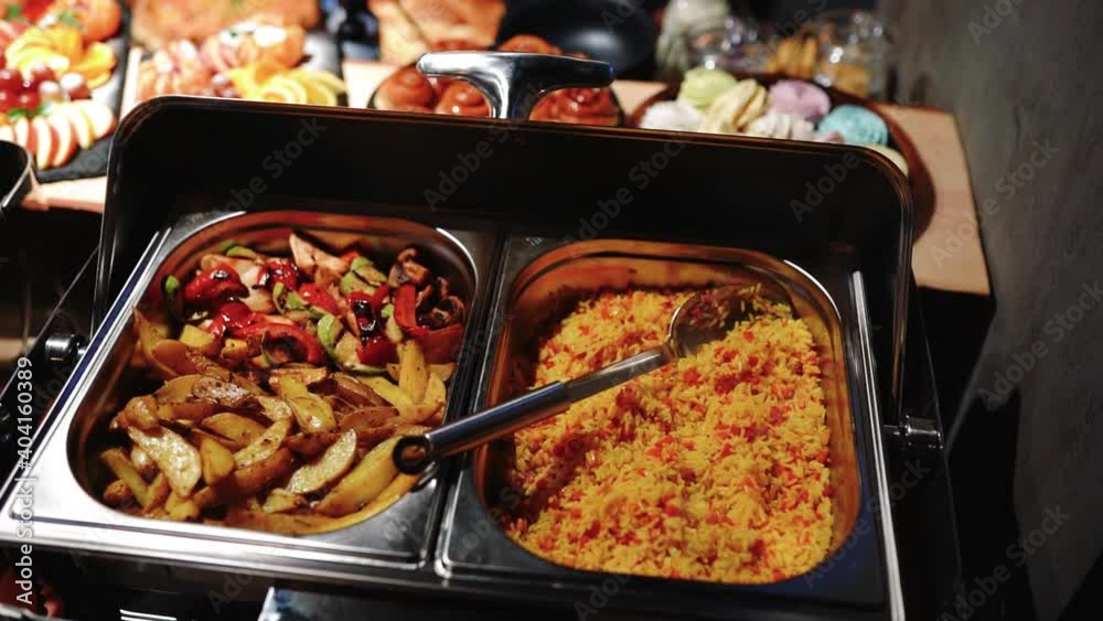 Vidéo Stock Buffet heated trays with sausages, in hotel luxury ... Vidéo Stock Buffet heated trays with sausages, in hotel luxury ...