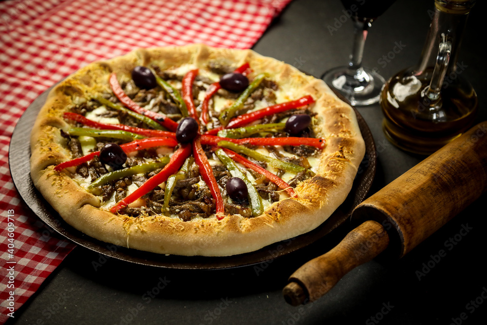 Pizza - tradicional brasileira, vegetais, ingredientes em um fundo ...