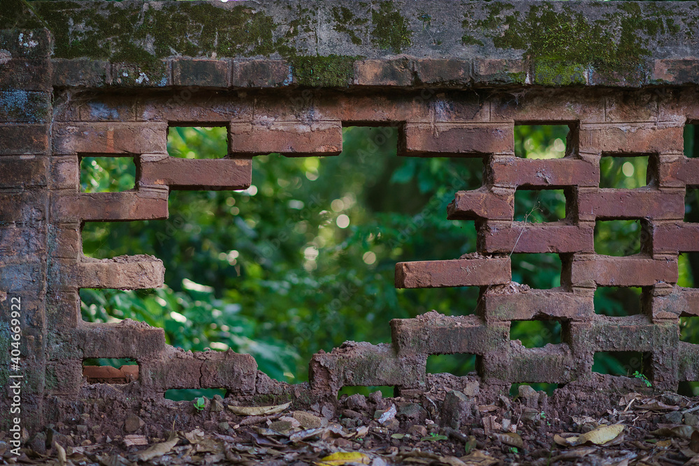 muro quebrado Stock Photo | Adobe Stock