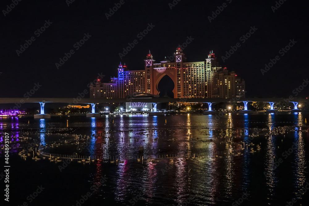 Foto de Beautiful multi-color illumination of five stars Hotel Atlantis ...