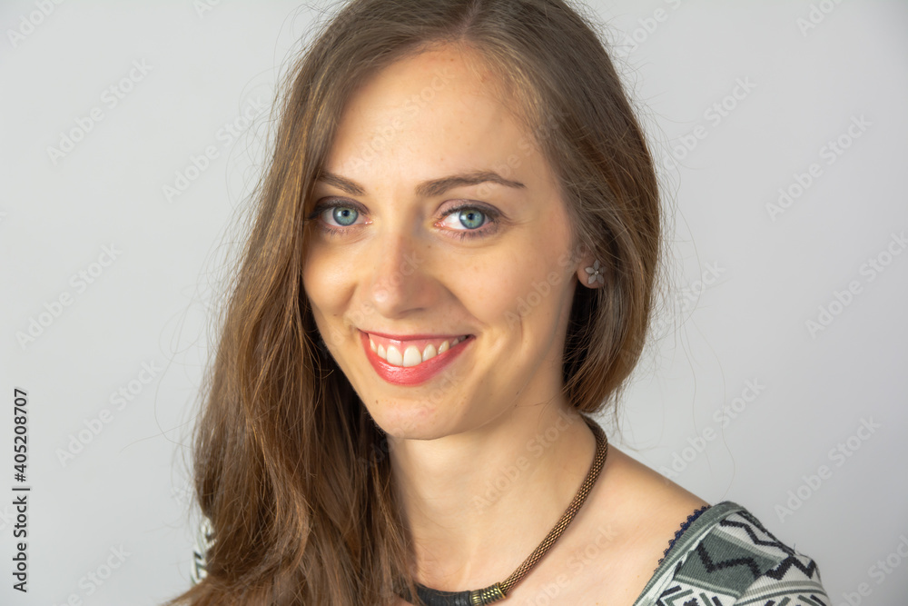 studio portret of long brown hair young beautiful girl with big smile ...