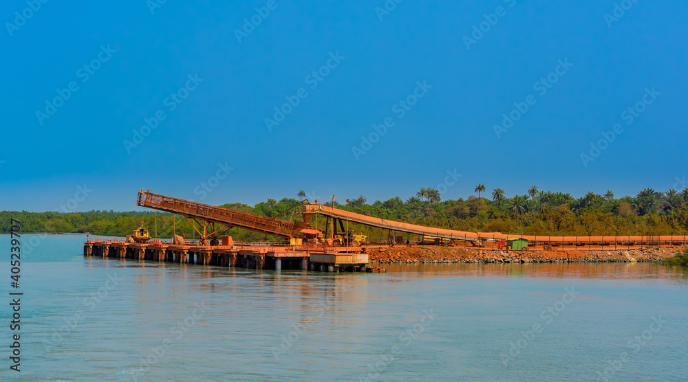 Foto de Outdoor industrial jetty at river bank with incline large ...