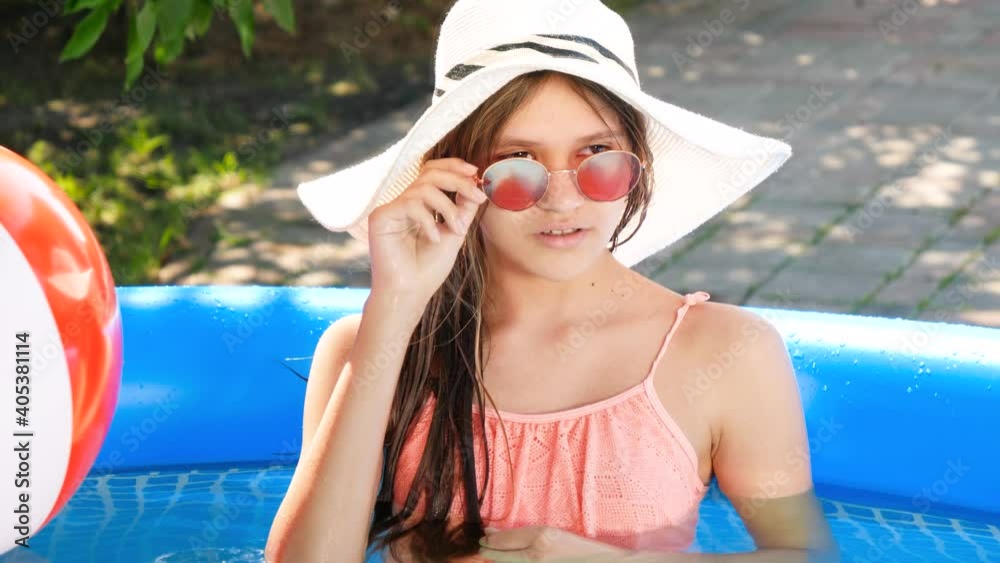 Beautiful smiling teenage girl in summer hat and stylish sunglasses ...