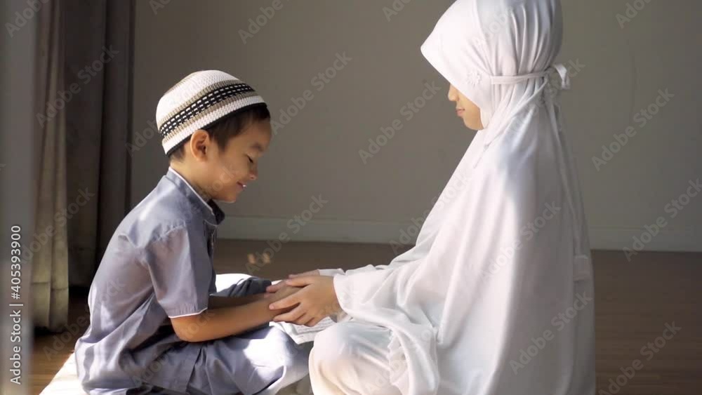 Video Stock Asian Muslim family.Muslim kids in traditional clothing ...