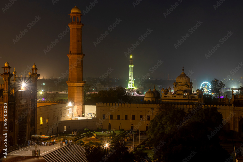 Lahore monuments, night view of badshahi mosque or bahdshahi masjid and ...