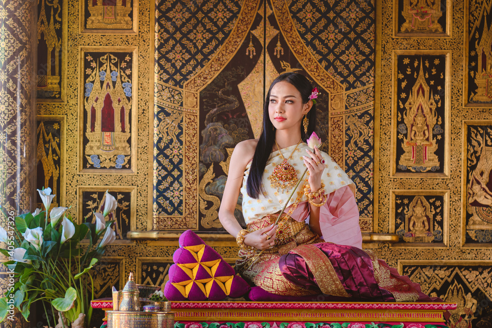 Luxury portrait of a beautiful Thai girl in traditional thai costume ...
