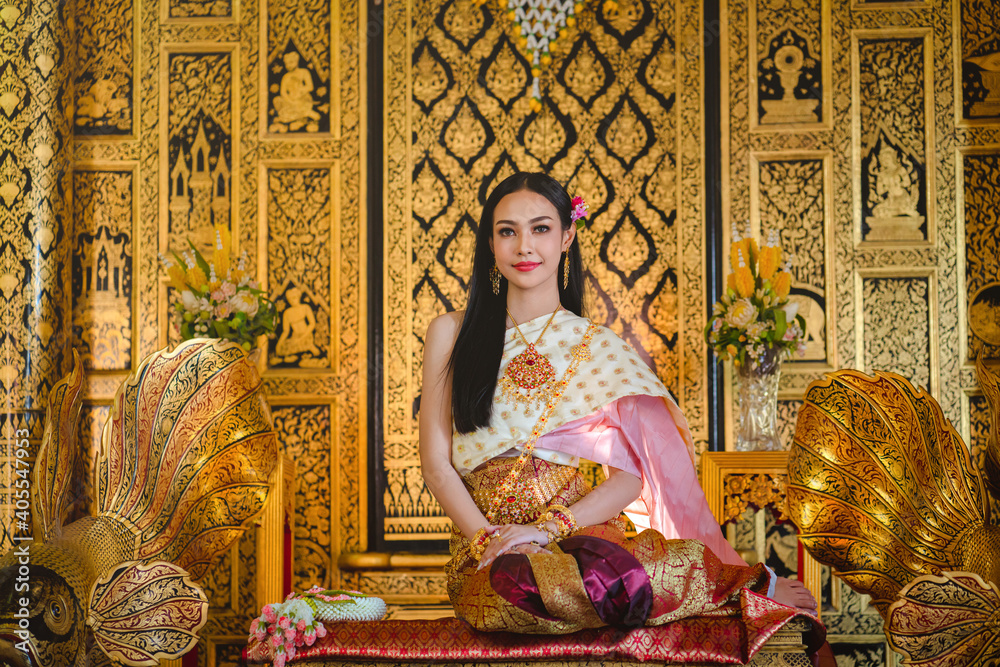 Luxury portrait of a beautiful Thai girl in traditional thai costume ...