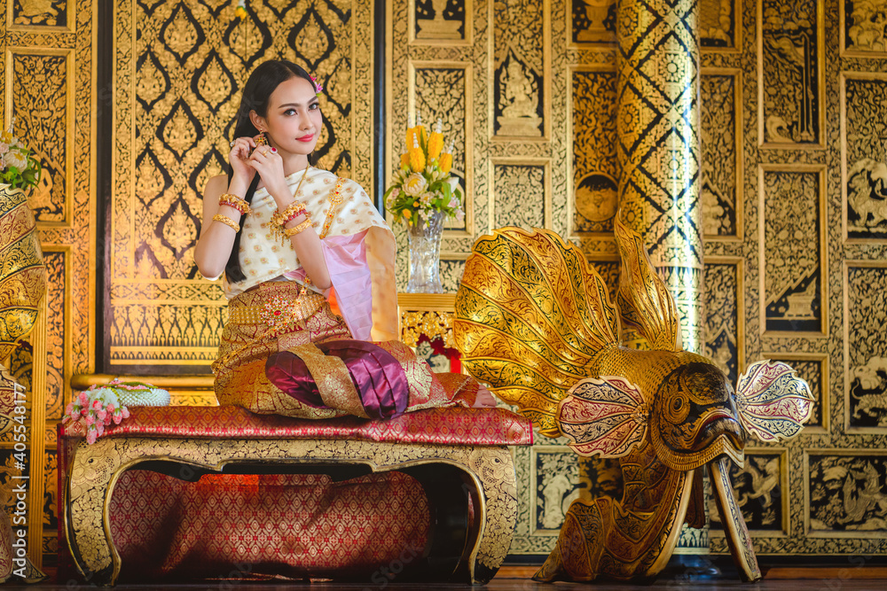 Luxury portrait of a beautiful Thai girl in traditional thai costume ...