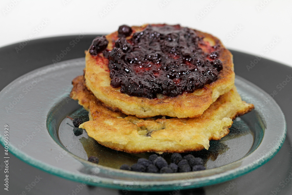 Lippischer Pickert, moderne Variante mit Aroniamarmelade und Honigmango ...