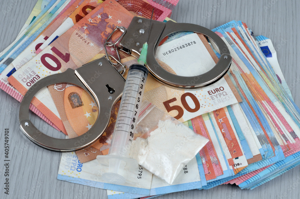 Concept de trafic de drogue avec des billets de banque, une sringue ...