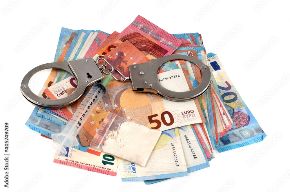 Concept de trafic de drogue avec des billets de banque, une sringue ...