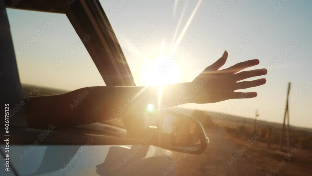 Video „free girl hand out of the window rides a car wind in the face ...