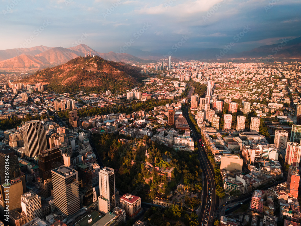 Foto de Vista aérea de Santiago de Chile con la cordillera de los andes ...