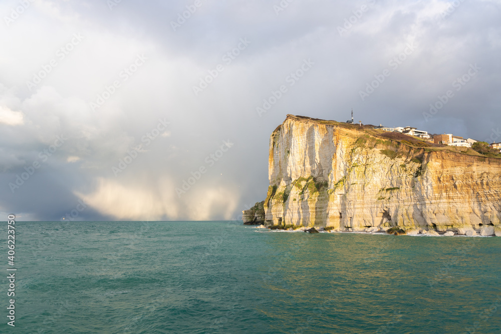 Les falaises de Fécamp au soleil avec un ciel de tempête, en Normandie ...