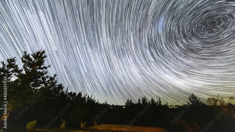 Video „The stars moving around the night sky keeping it trails as it ...