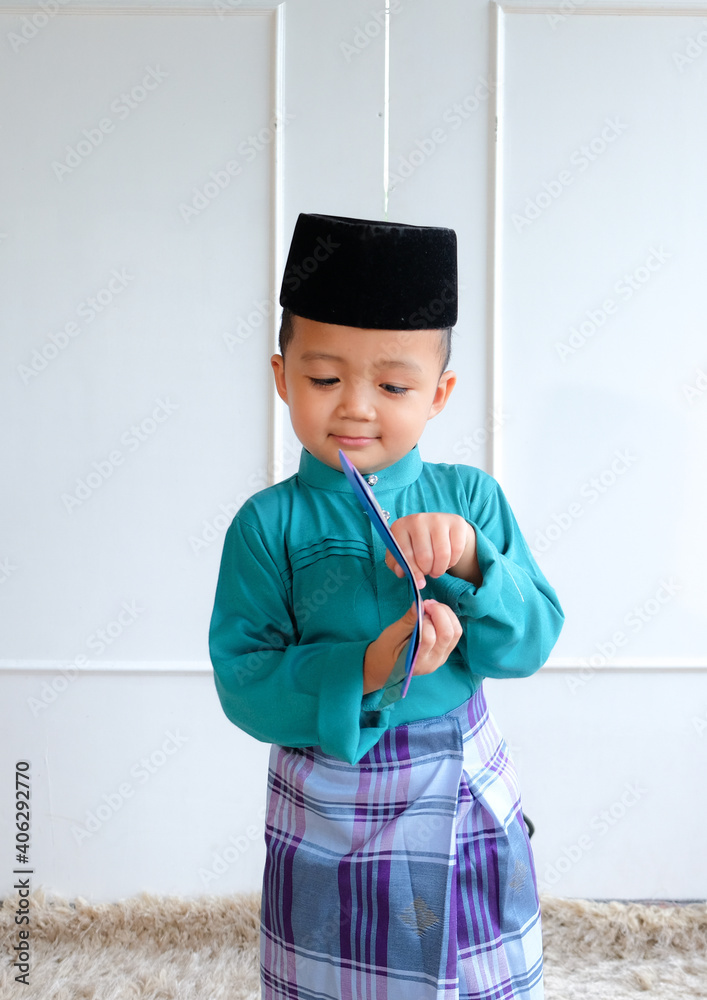 Muslim Boy With Exciting Facial Expression When Receiving A Duit Raya ...