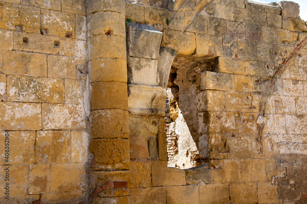 Ventana en una gruesa pared en ruinas de la época romana. Stock Photo ...