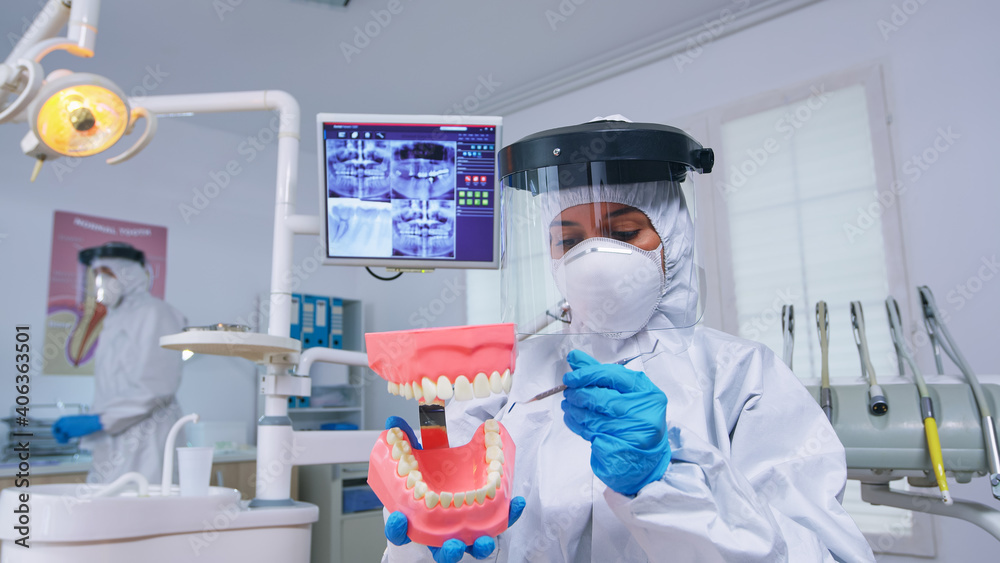 Zdjęcie Stock: Patient pov of dentist showing correct way of cleaning ...